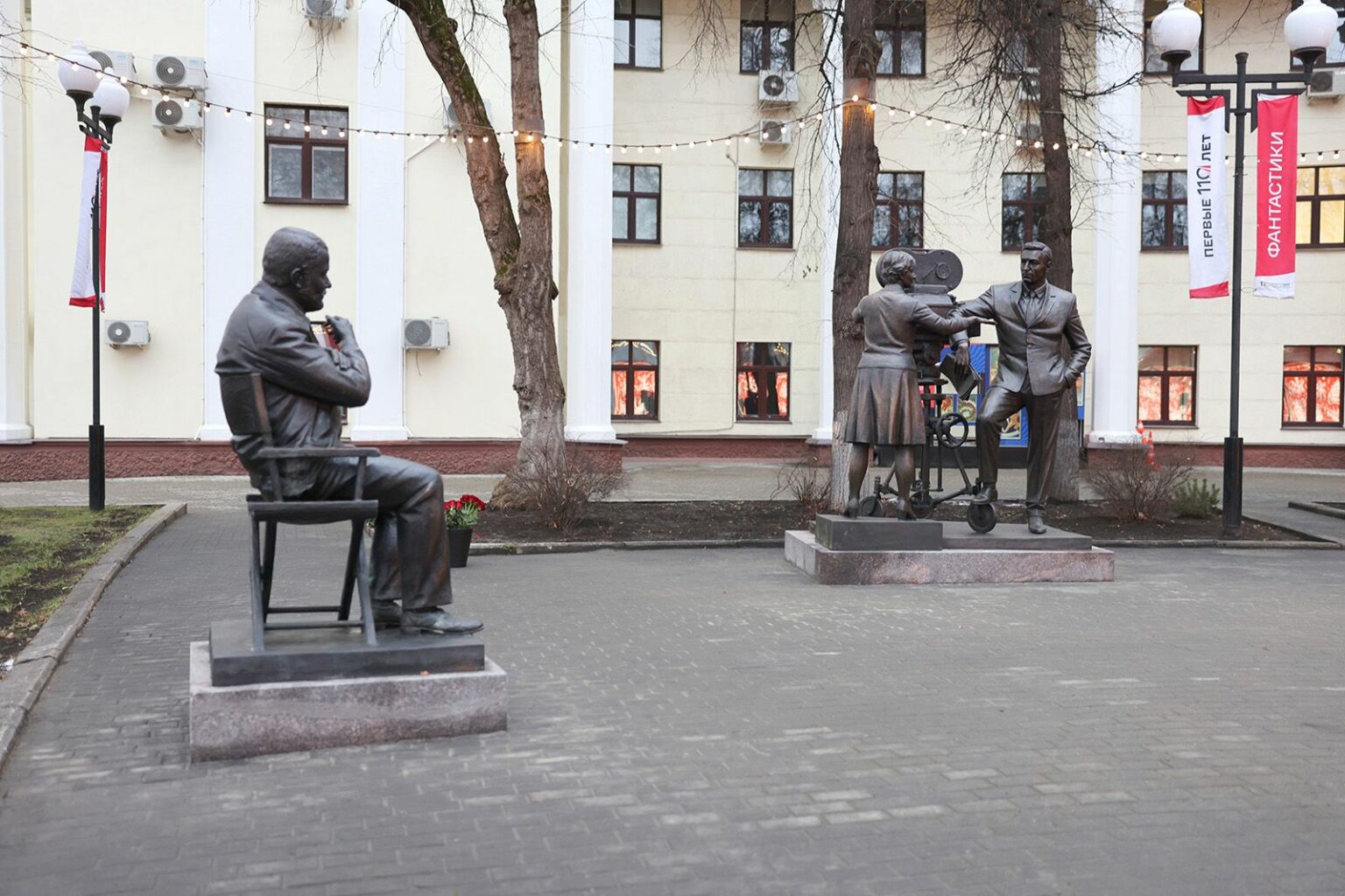 В Москве установлен памятник, посвященный сериалу «Семнадцать мгновений ...